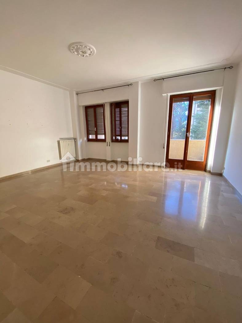 Appartamento buono stato, primo piano, Centro, Massa