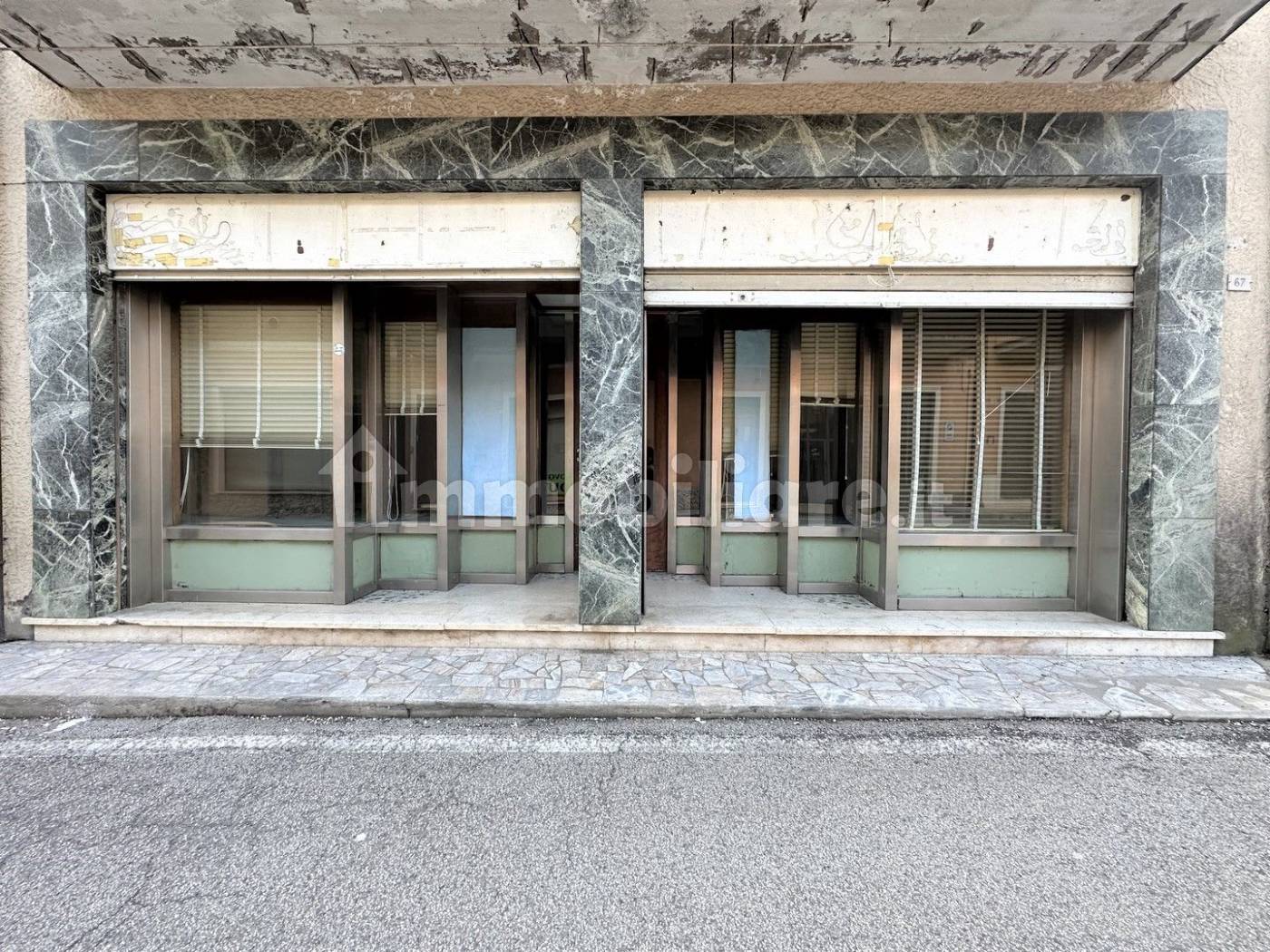 Locale commerciale in Vendita