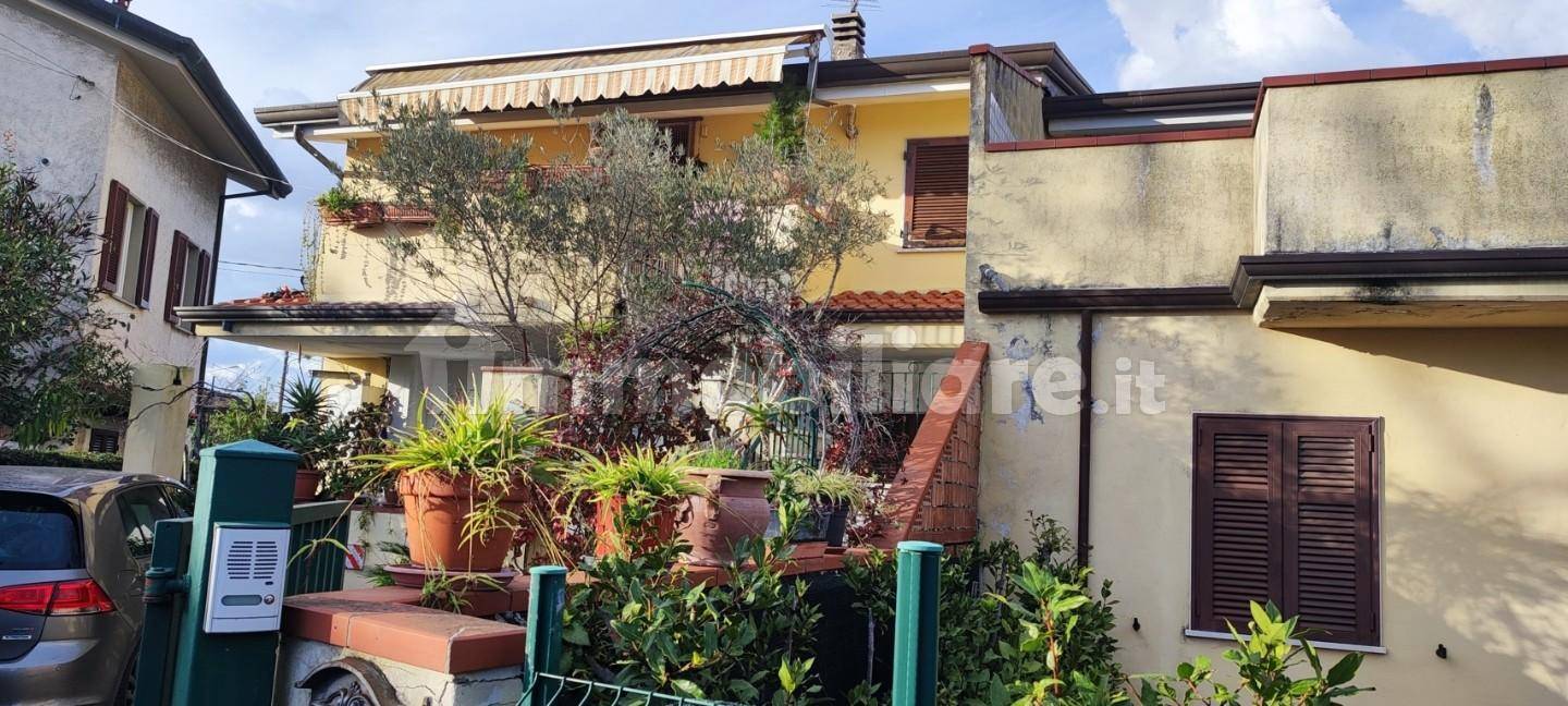 Trilocale via Romana 100, Rinchiostra - Quercioli, Massa