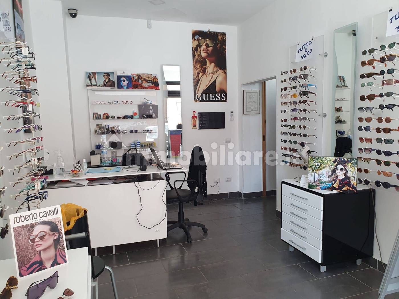 Locale commerciale in Vendita
