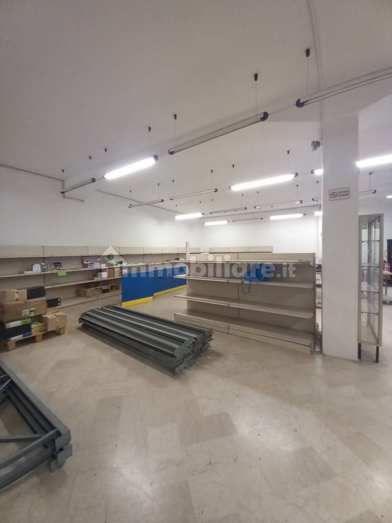 Locale commerciale in Vendita