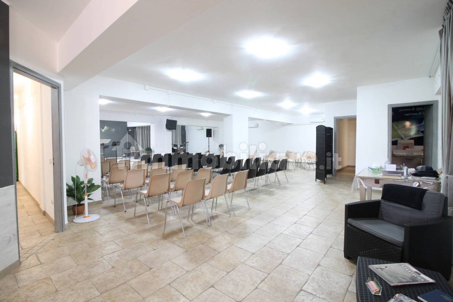 Locale commerciale in Vendita