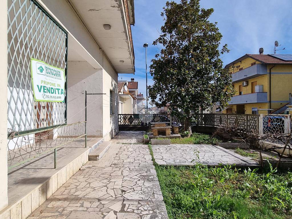 Quadrilocale via G.Pascoli 1, Castelnuovo Vomano, Castellalto