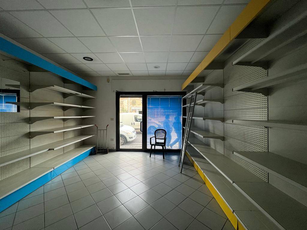 Locale commerciale Due Strade, Firenze, Rif. 100812337 - Immobiliare.it