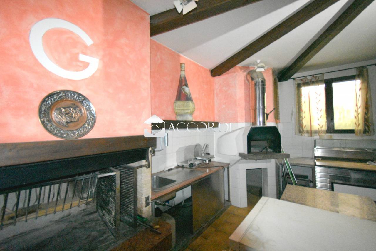 Locale commerciale in Vendita