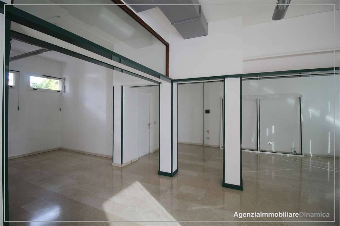 Locale commerciale in Vendita