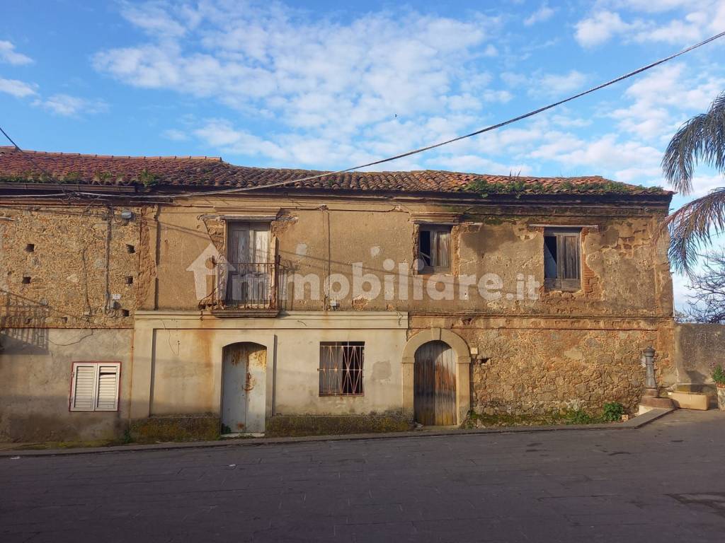 Sale Two-family villa in via Provinciale Joppolo. To be refurbished ...