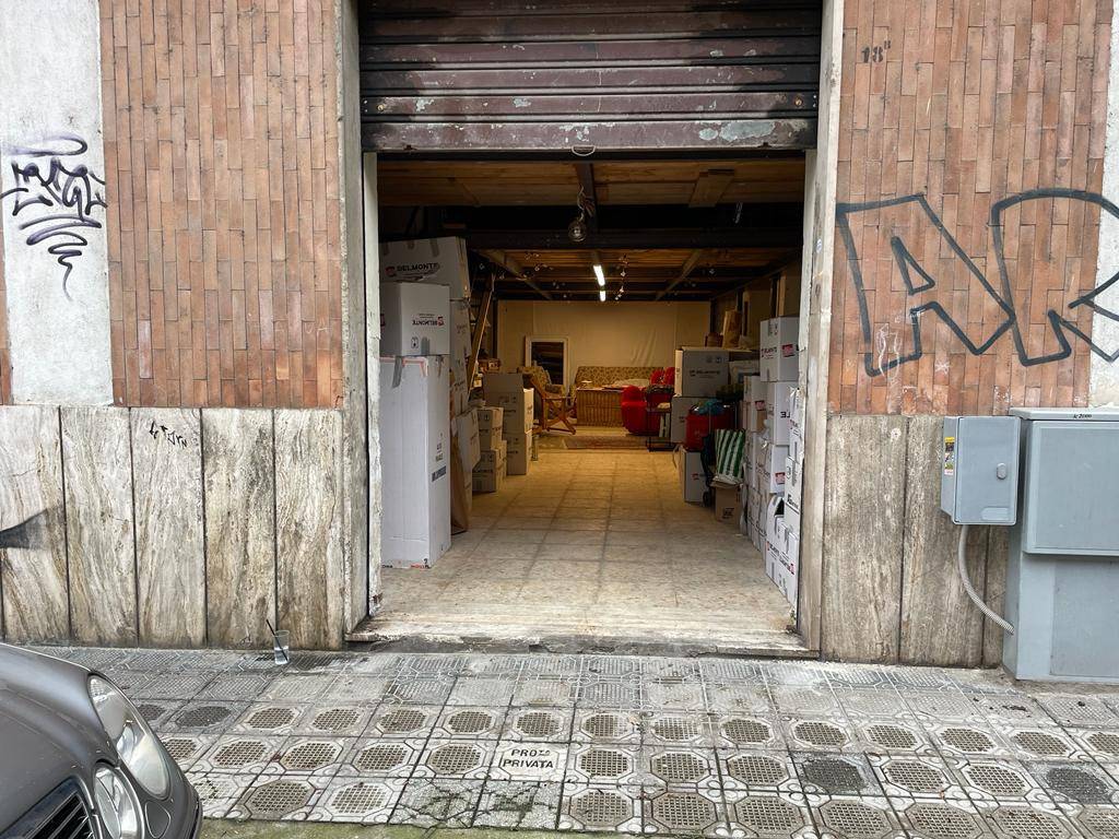 Locale commerciale in Vendita