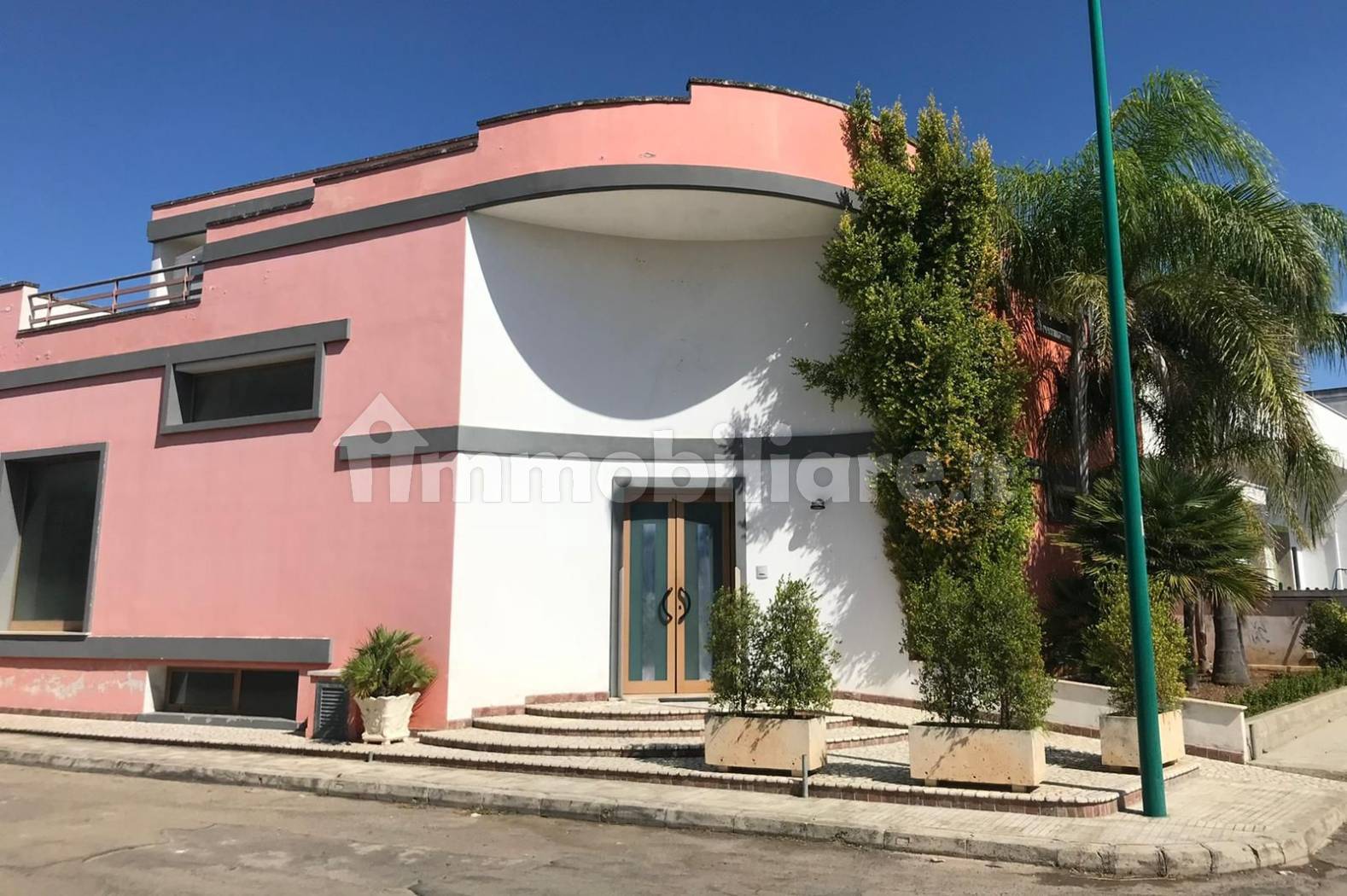 Locale commerciale in Vendita