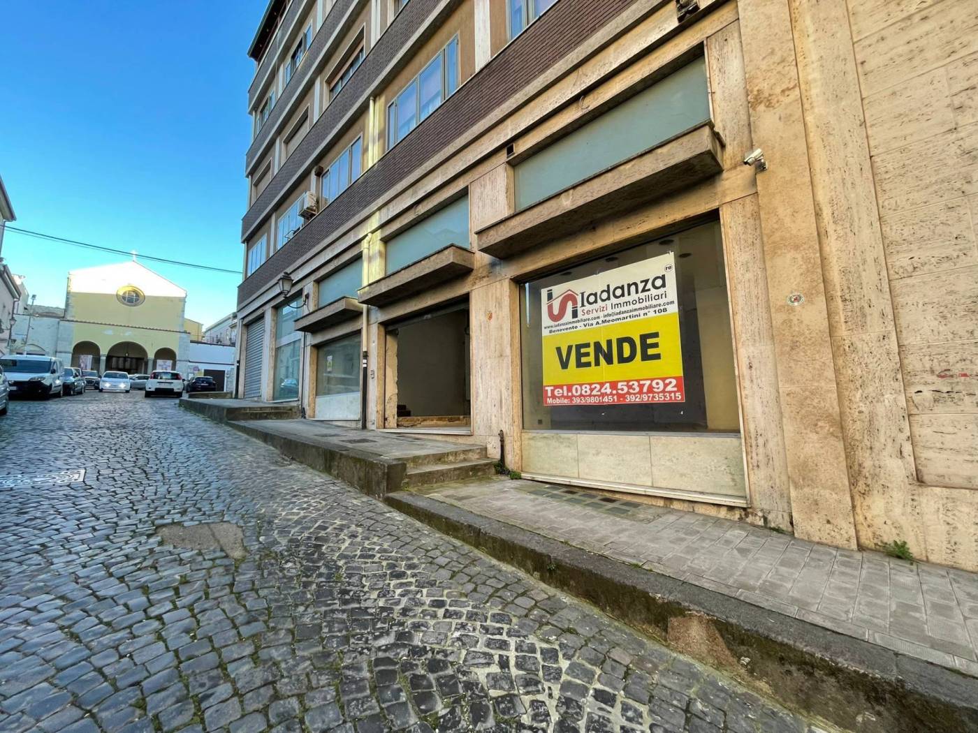 Locale commerciale in Vendita