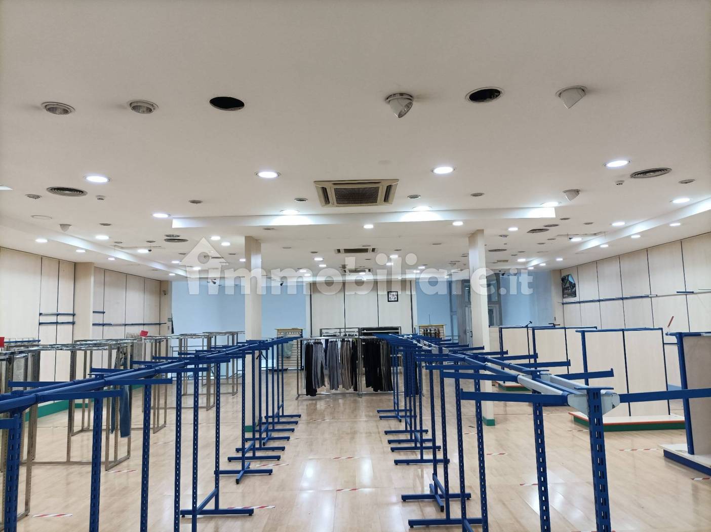 Locale commerciale in Vendita