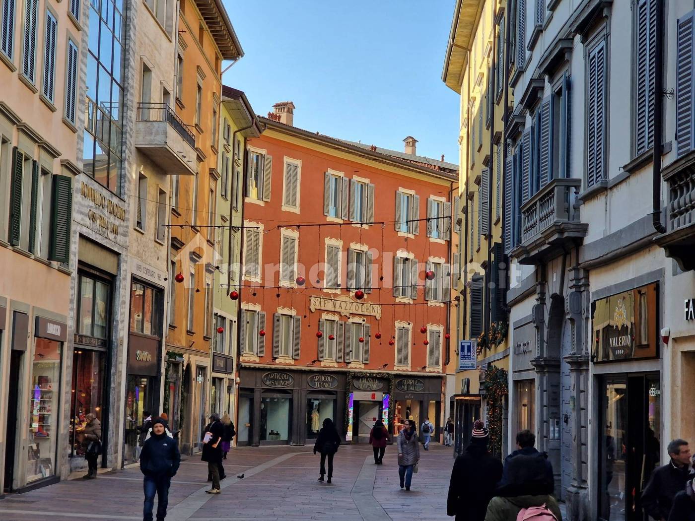 Locale commerciale in Vendita
