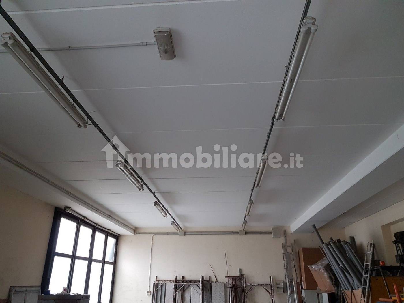 Locale commerciale in Vendita