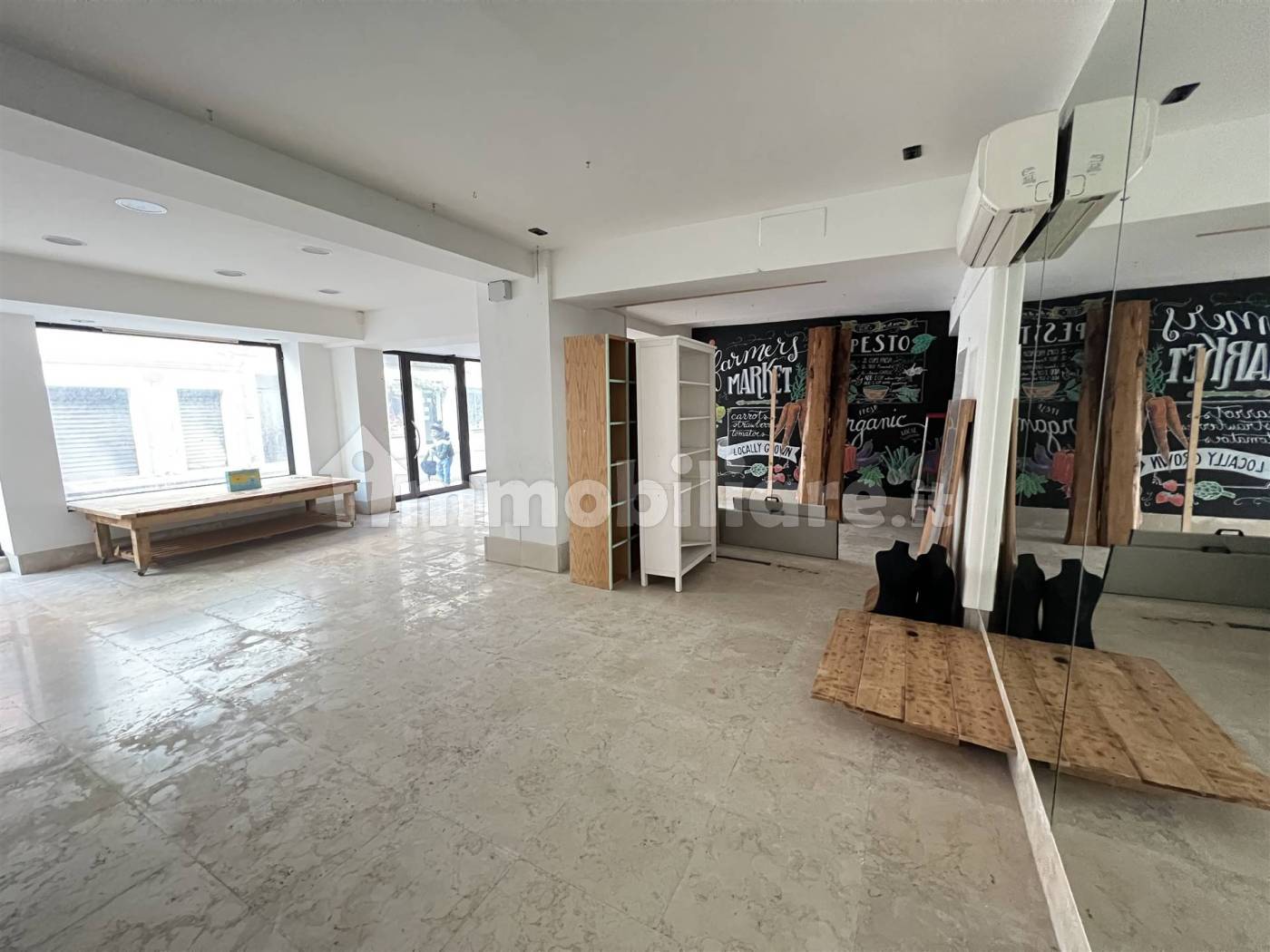 Locale commerciale in Vendita