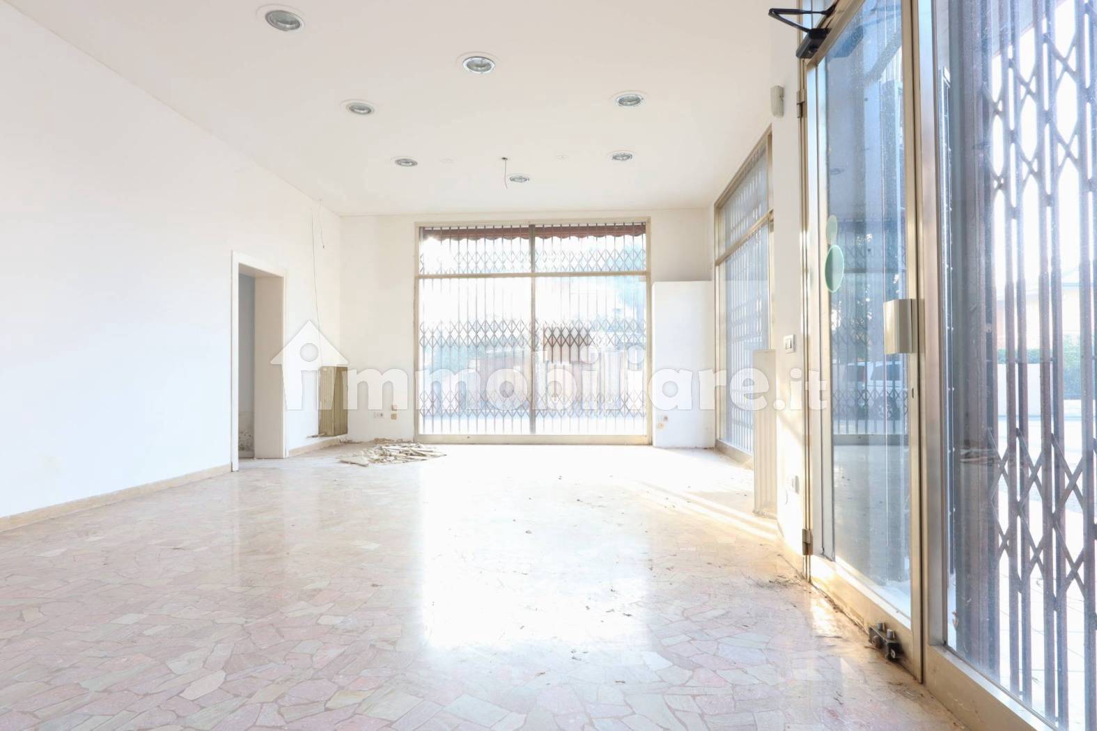 Locale commerciale in Vendita