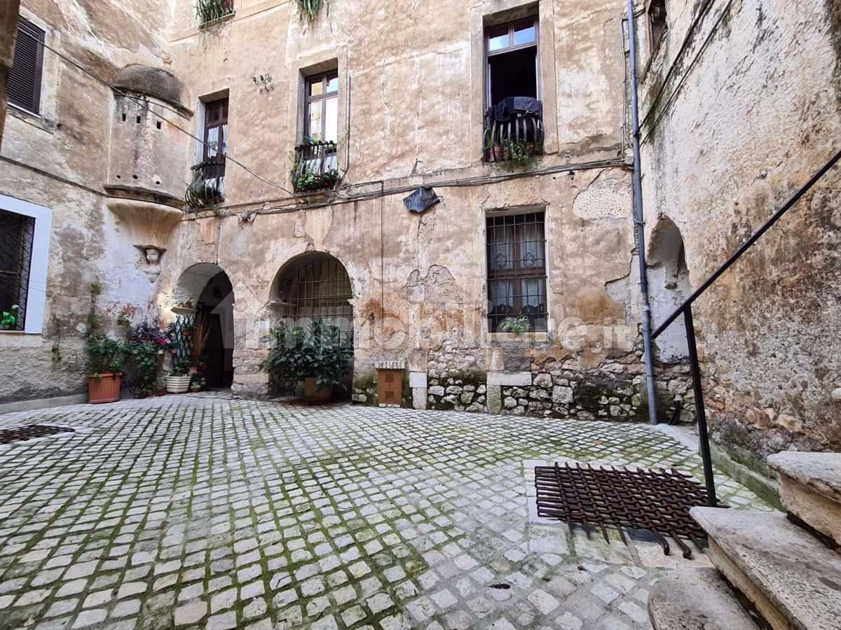 Trilocale via Rione Vecchio, 2, Centro, Sermoneta