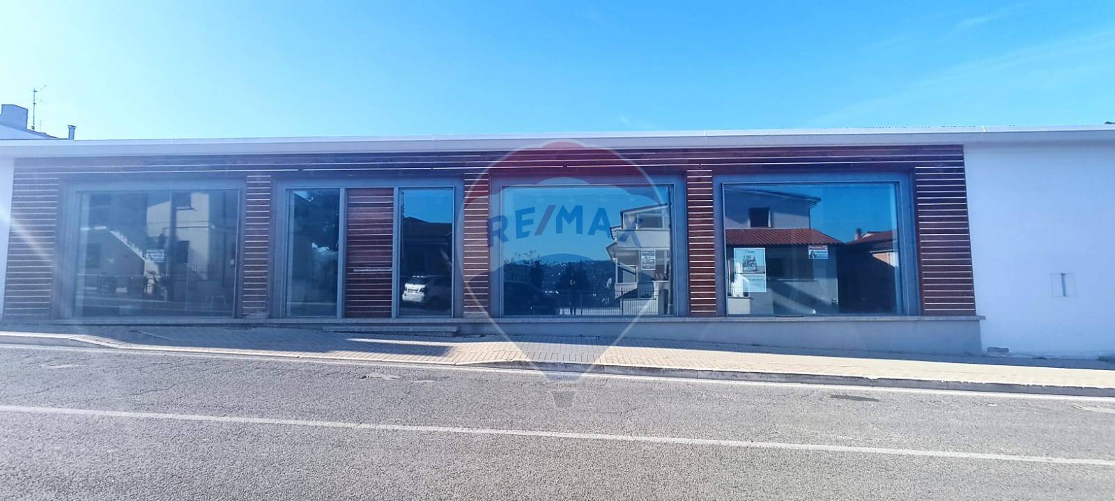 Locale commerciale in Vendita