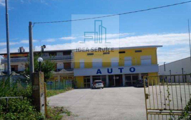 Locale commerciale in Vendita