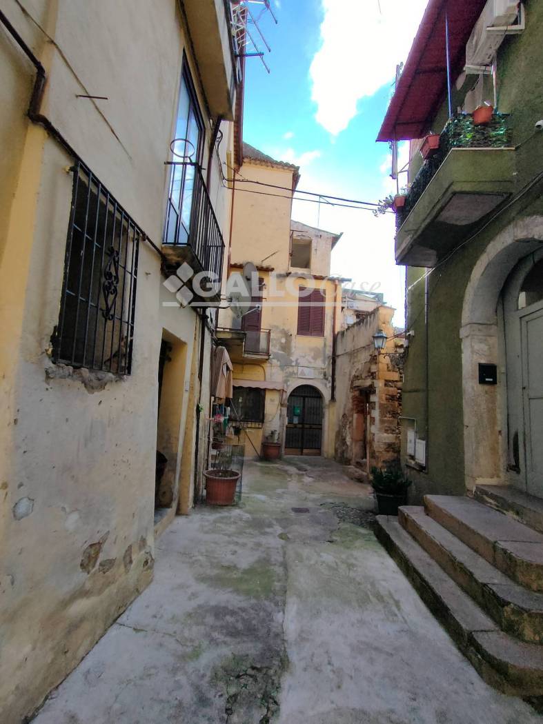 Trilocale Vico Marini Serra (alle spalle della Chiesa di San Gaetano), Centro Storico, Cosenza