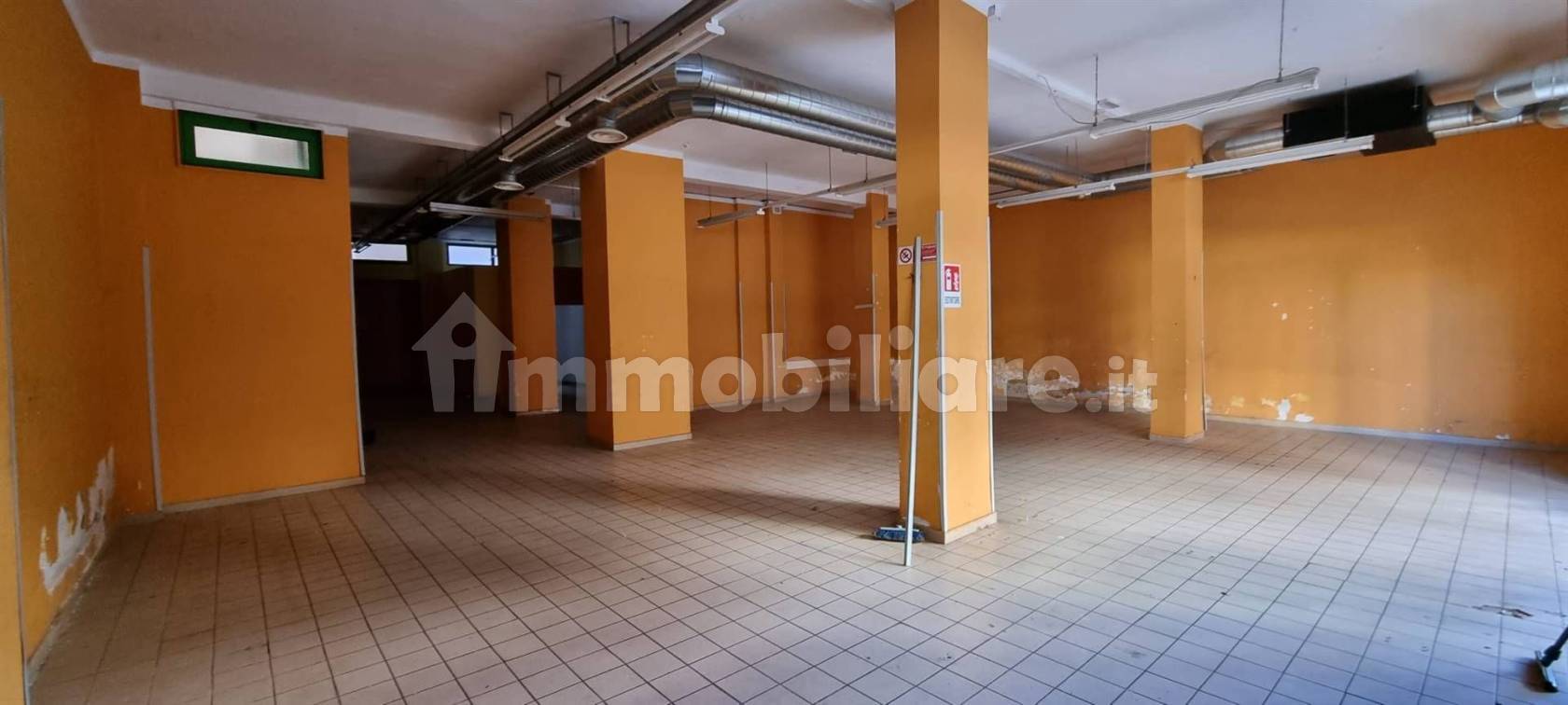 Locale commerciale in Vendita