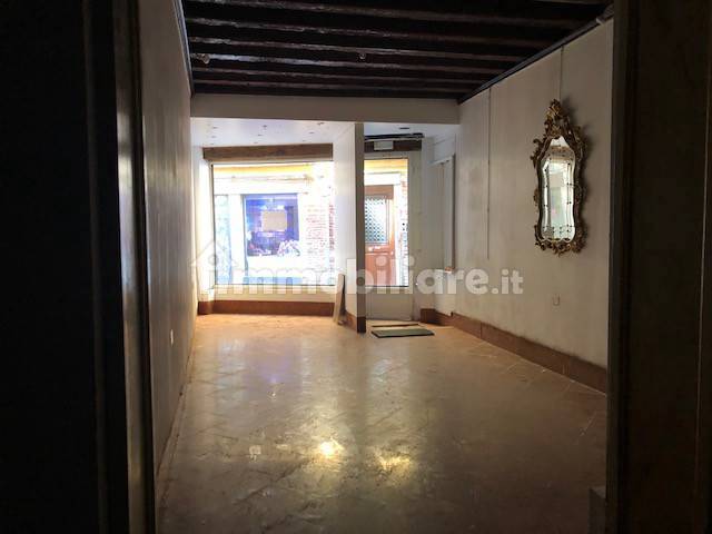 Locale commerciale in Vendita