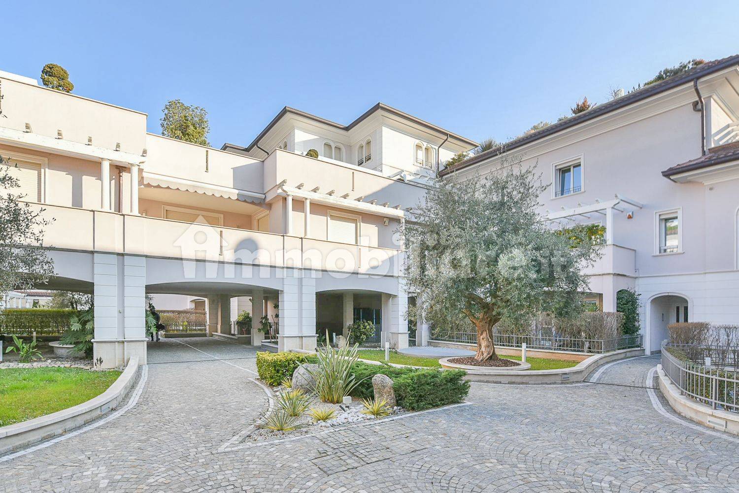 Trilocale via Massimo d'Azeglio 43, San Rocco - Sanzio, Seregno