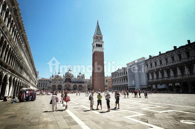 Locale commerciale in Vendita