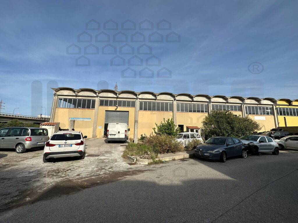 Locale commerciale in Vendita