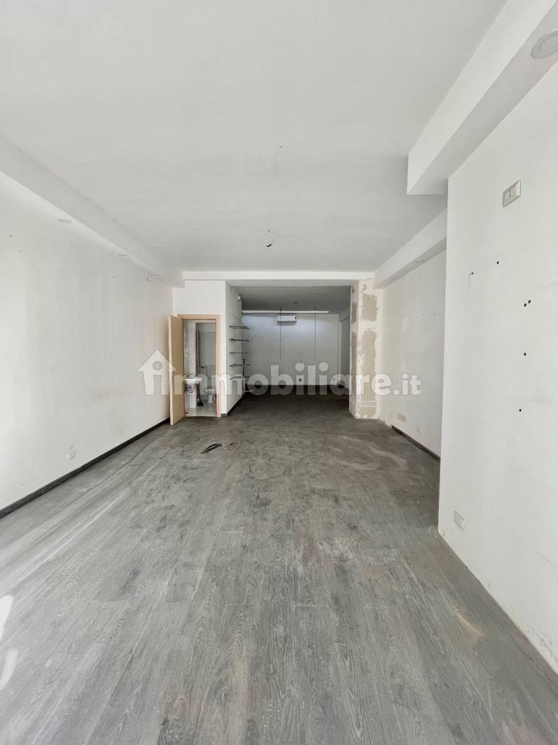 Locale commerciale in Vendita