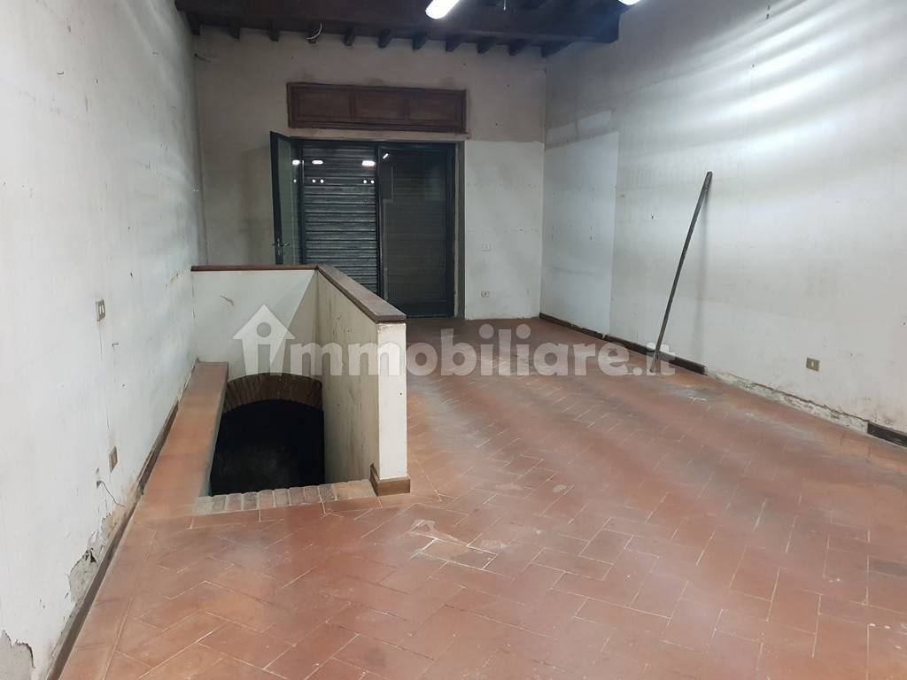 Locale commerciale in Vendita