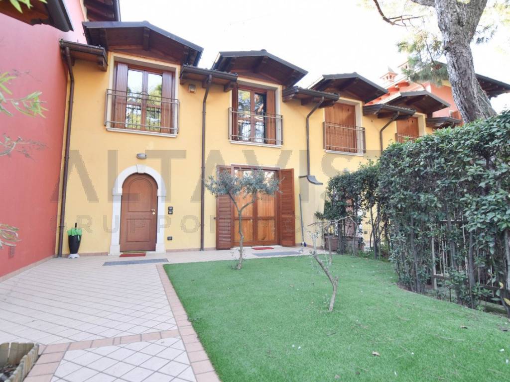 Vendita Villa a schiera in via Marziale Cerutti Lonato del Garda. Ottimo stato, posto auto ...