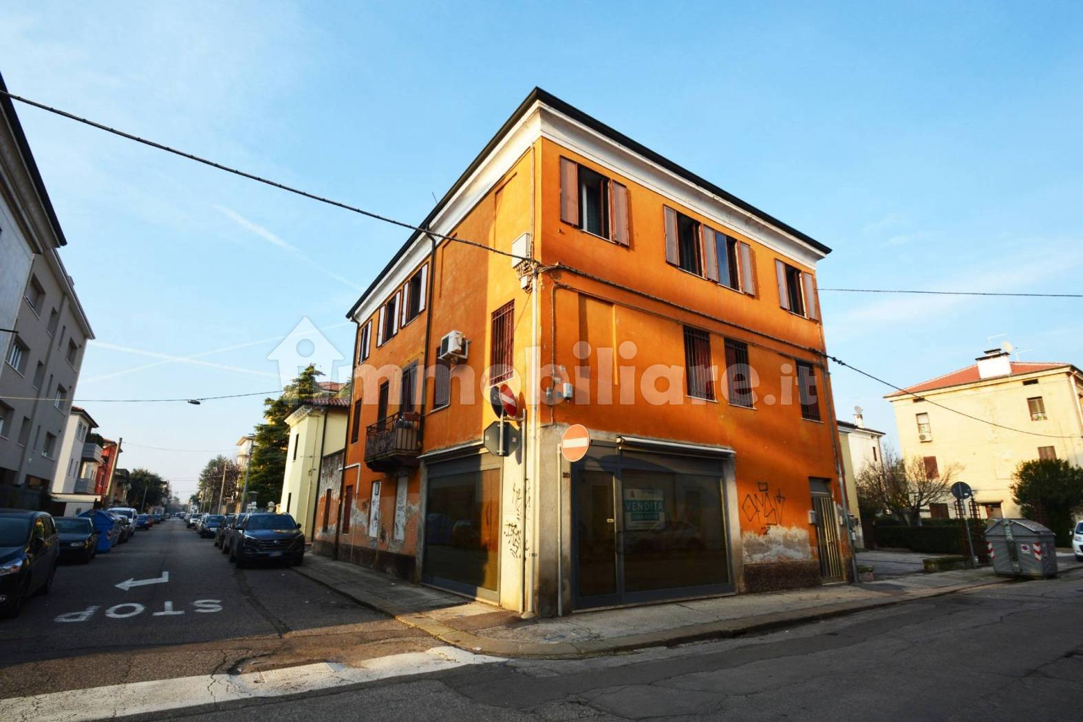 Locale commerciale con laboratorio in Vendita