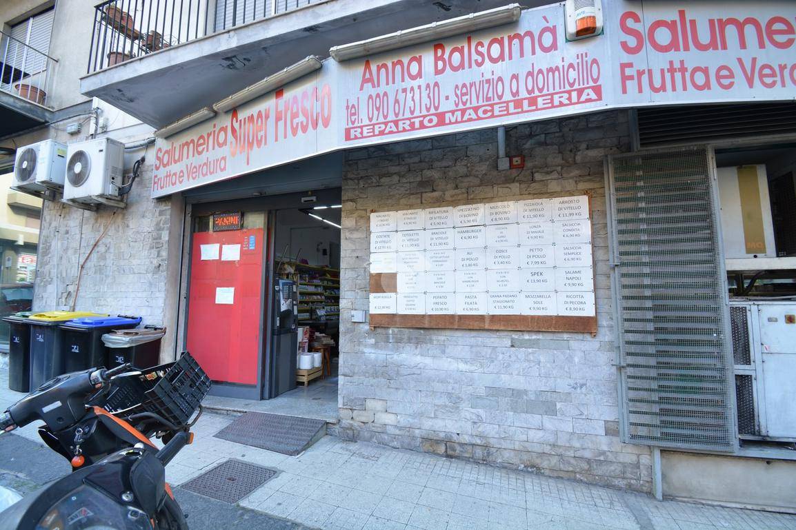 Locale commerciale in Vendita