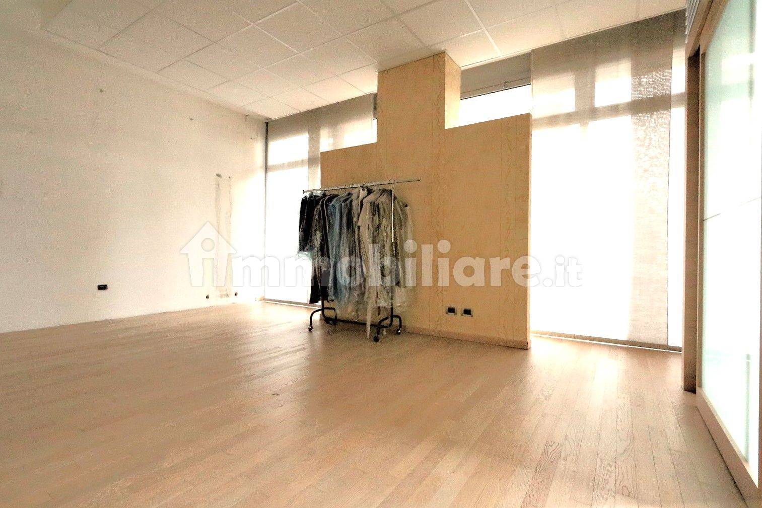 Locale commerciale in Vendita