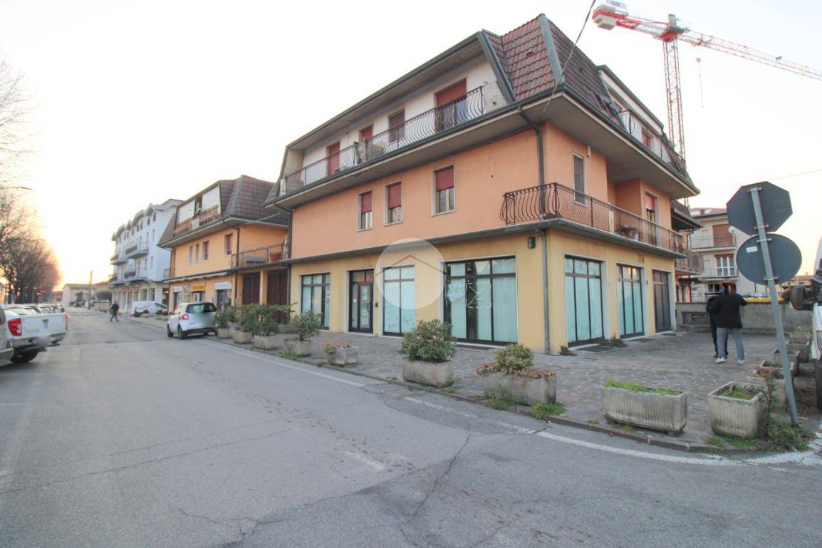 Locale commerciale in Vendita