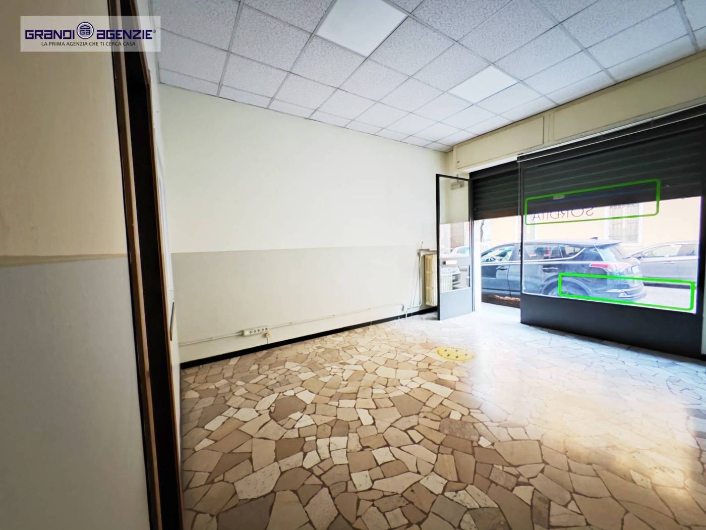 Locale commerciale con laboratorio in Vendita