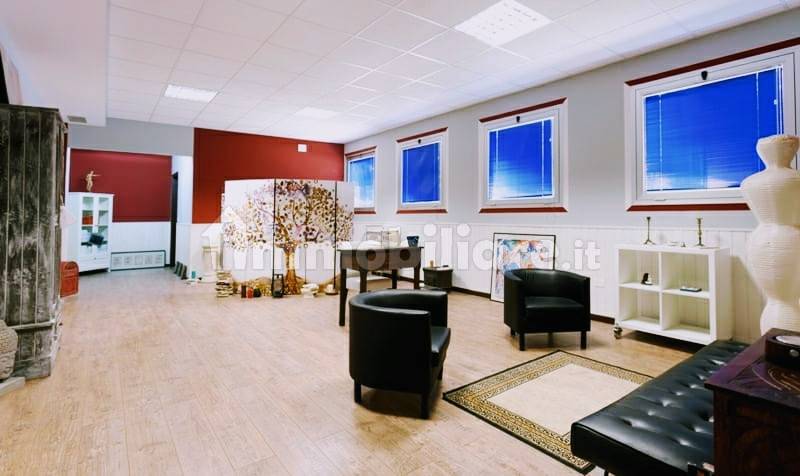 Locale commerciale in Vendita