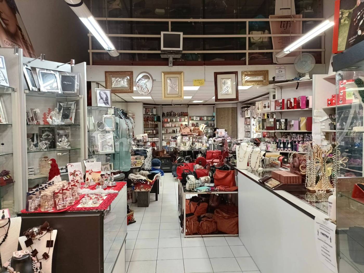 Locale commerciale in Vendita