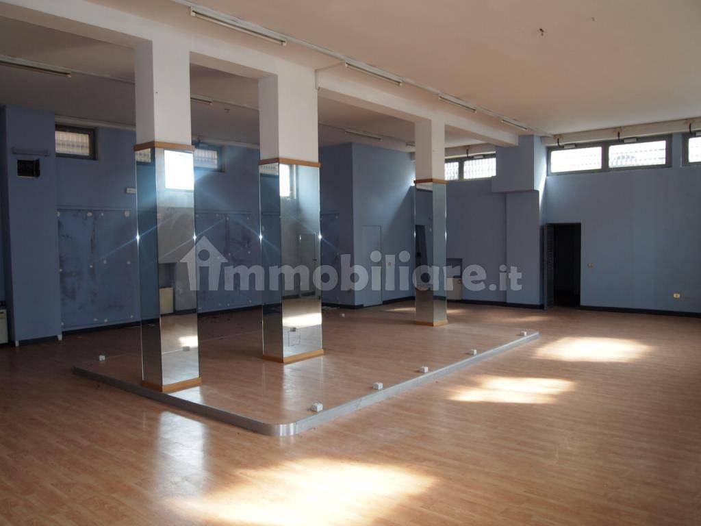 Locale commerciale con laboratorio in Vendita