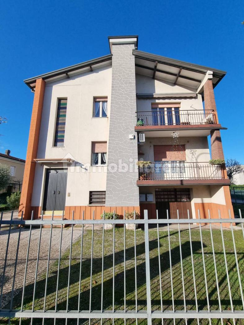 Trilocale via per Parma 21, Centro, Traversetolo