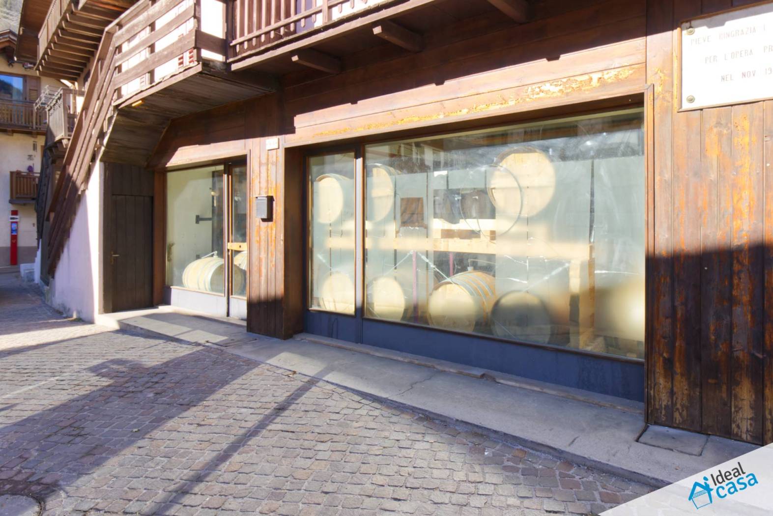 Locale commerciale in Vendita