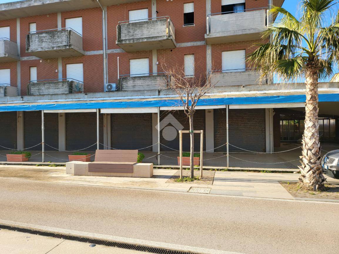 Locale commerciale in Vendita