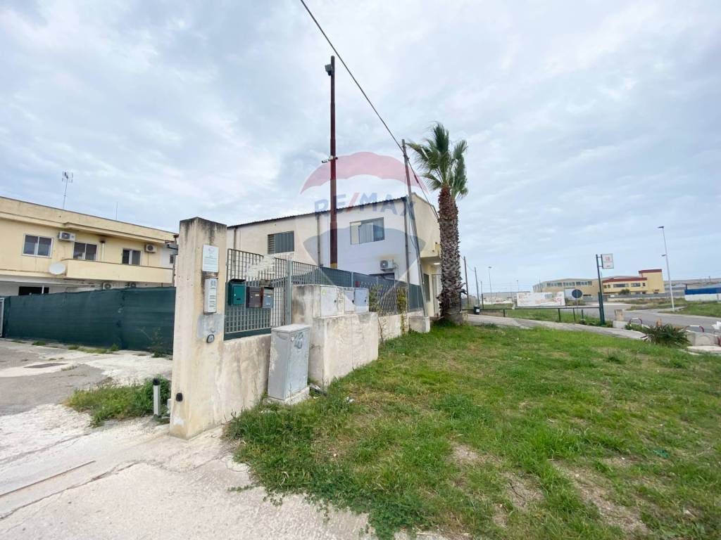 Capannone via Alessandro Artom, Brindisi, rif. 101158475 - Immobiliare.it