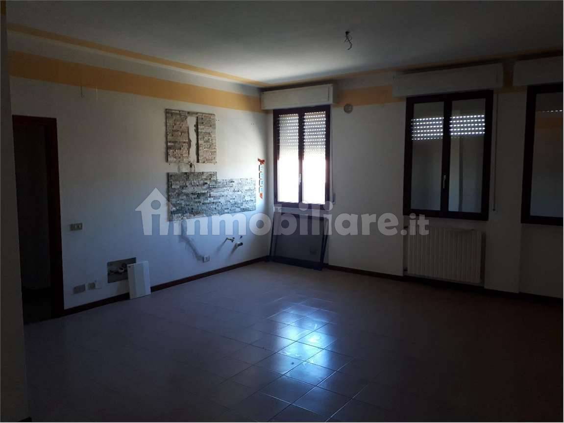 Trilocale via aiaccia, 1, Stagno, Collesalvetti