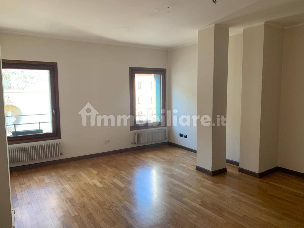 Quadrilocale piazza Vittorio Emanuele II, Centro, Belluno