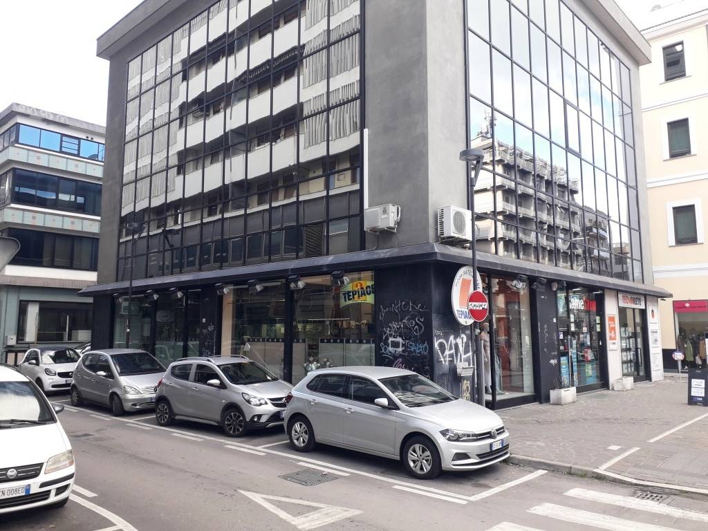 Locale commerciale in Vendita