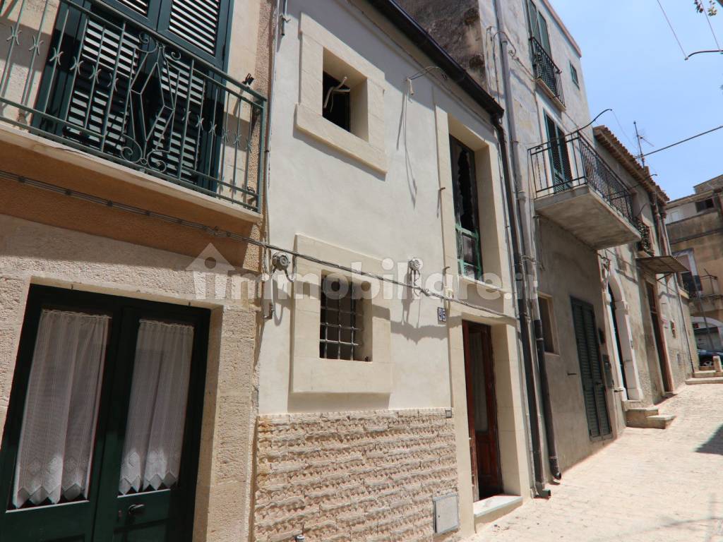 Vendita Appartamento Scicli. Trilocale in via Oliveto 41. Ottimo stato ...