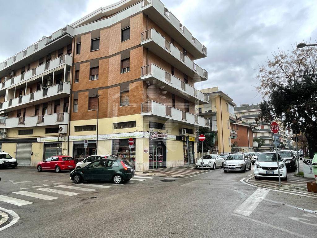 Locale commerciale in Vendita