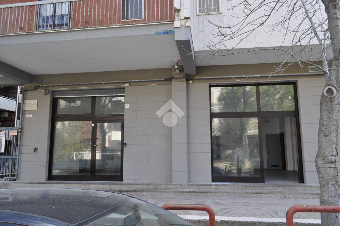 Locale commerciale in Vendita