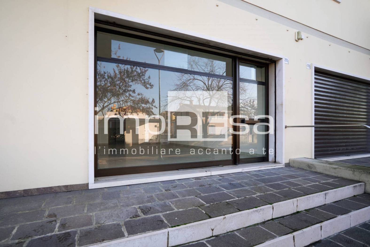 Locale commerciale in Vendita
